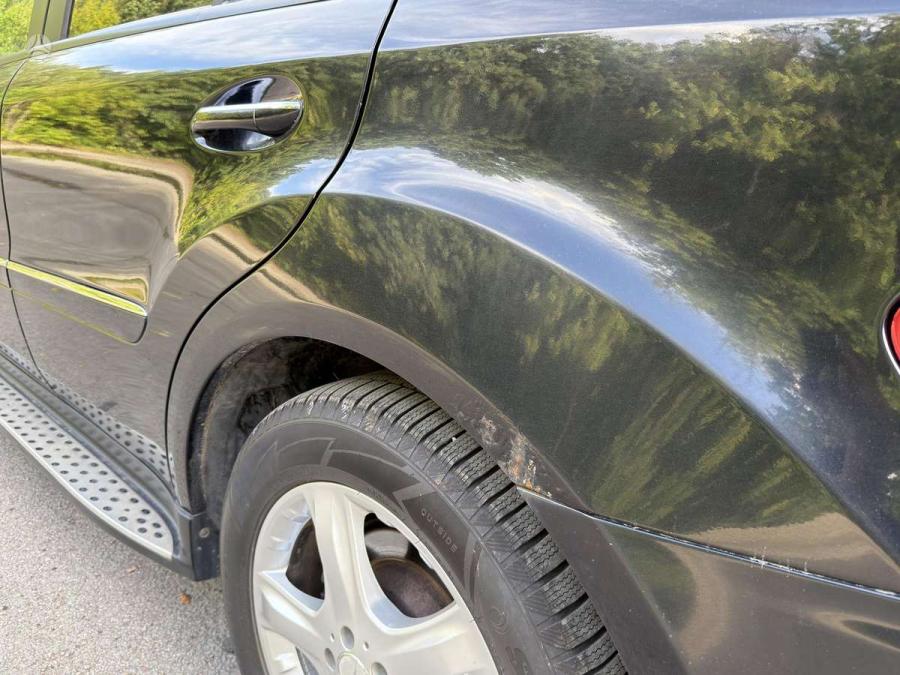 Black Mercedes-Benz ml-500 2010 in Vilnius, with an engine capacity of 5.00 L and mileage of 400 thousand km for 3900 €, photo 12 on AUTOMOTO.COM.LV