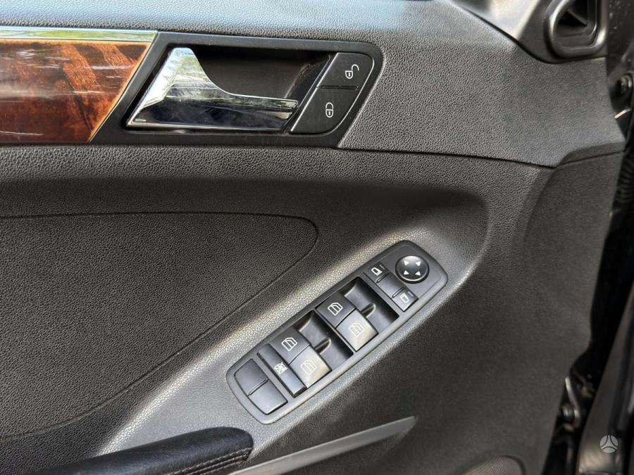 Black Mercedes-Benz ml-500 2010 in Vilnius, with an engine capacity of 5.00 L and mileage of 400 thousand km for 3900 €, photo 17 on AUTOMOTO.COM.LV