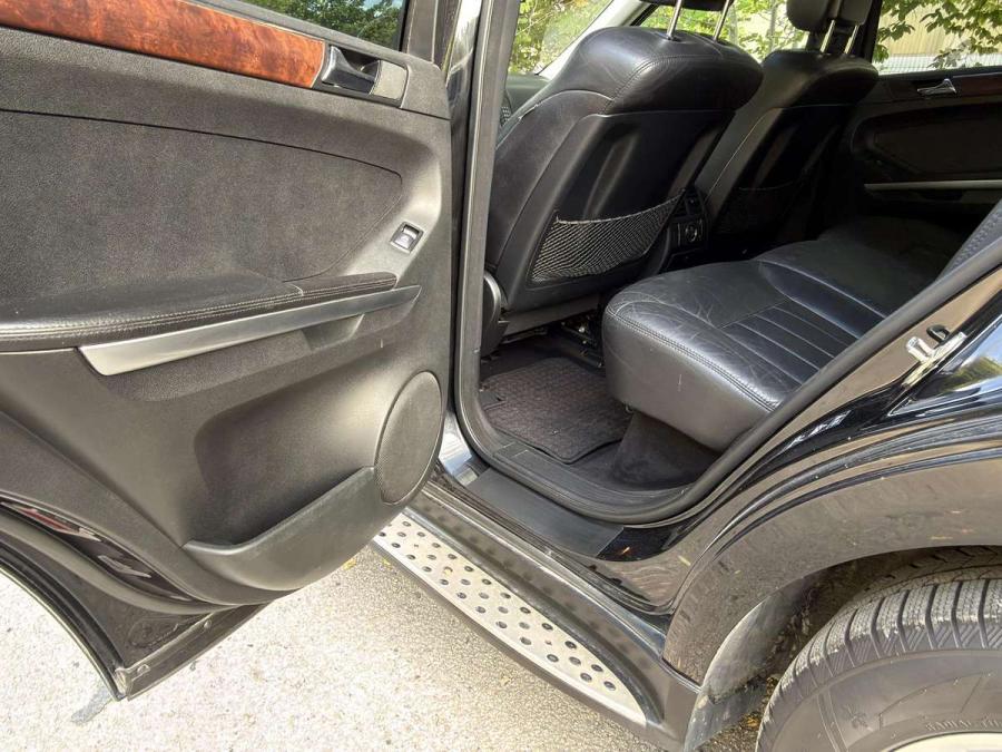 Black Mercedes-Benz ml-500 2010 in Vilnius, with an engine capacity of 5.00 L and mileage of 400 thousand km for 3900 €, photo 21 on AUTOMOTO.COM.LV