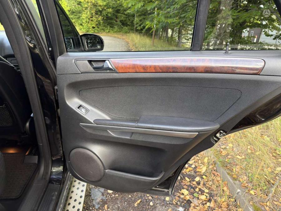 Black Mercedes-Benz ml-500 2010 in Vilnius, with an engine capacity of 5.00 L and mileage of 400 thousand km for 3900 €, photo 24 on AUTOMOTO.COM.LV