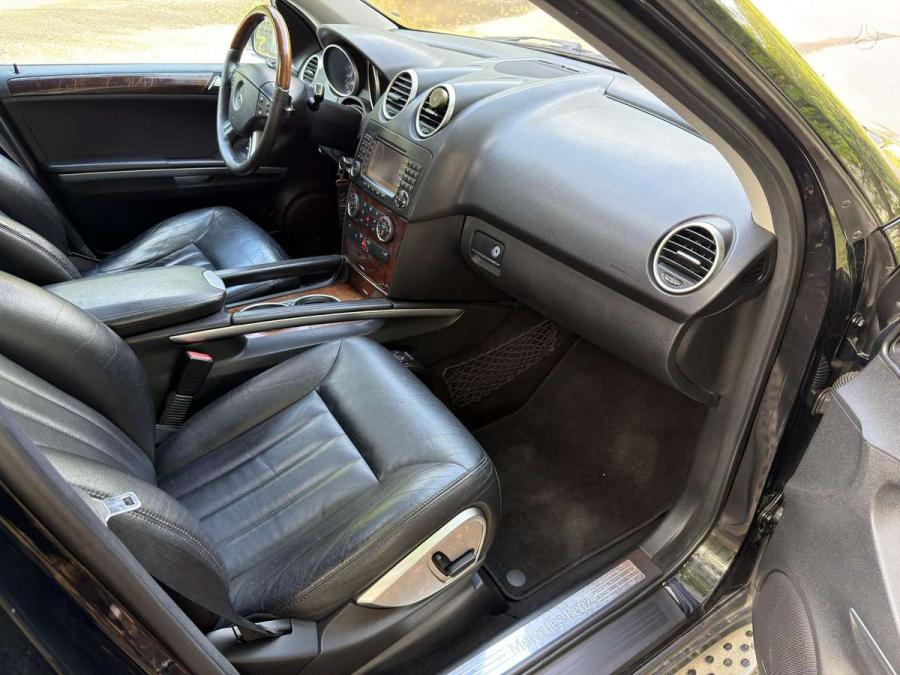 Black Mercedes-Benz ml-500 2010 in Vilnius, with an engine capacity of 5.00 L and mileage of 400 thousand km for 3900 €, photo 25 on AUTOMOTO.COM.LV