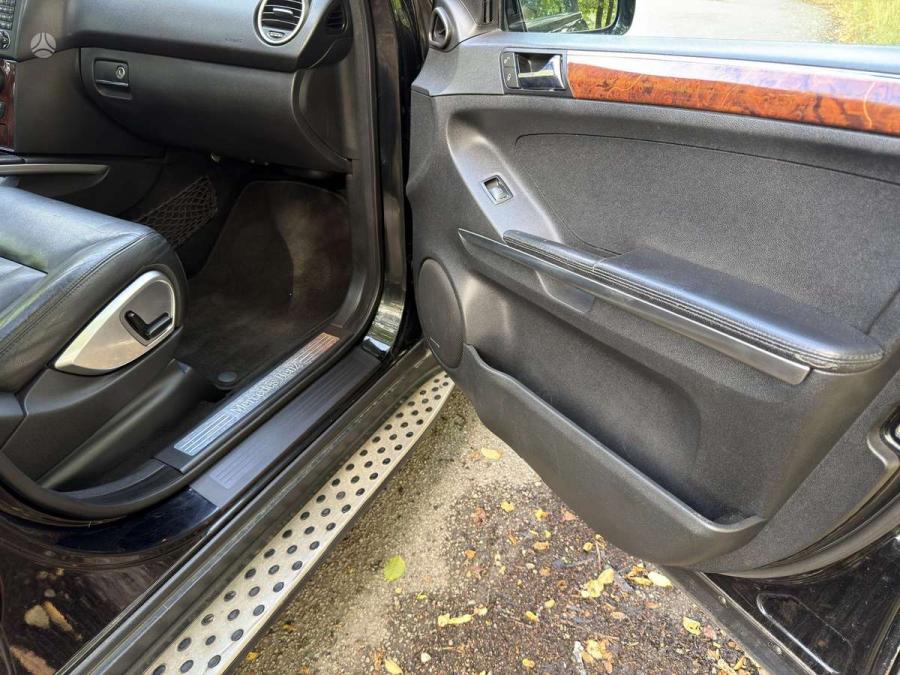 Black Mercedes-Benz ml-500 2010 in Vilnius, with an engine capacity of 5.00 L and mileage of 400 thousand km for 3900 €, photo 26 on AUTOMOTO.COM.LV