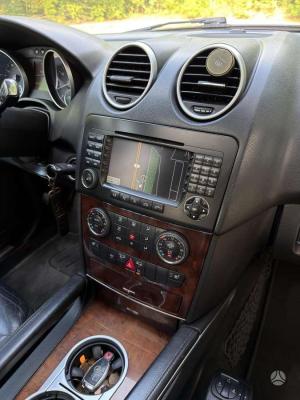 Black Mercedes-Benz ml-500 2010 in Vilnius, with an engine capacity of 5.00 L and mileage of 400 thousand km for 3900 €, photo 29 on AUTOMOTO.COM.LV