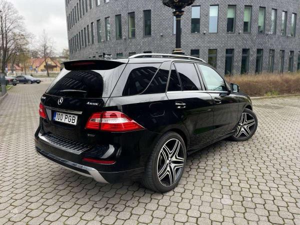 Black Mercedes-Benz ml-500 2013 in Tallinn, with an engine capacity of 4.66 L and mileage of 270 thousand km for 14999 €, photo 3 on AUTOMOTO.COM.LV
