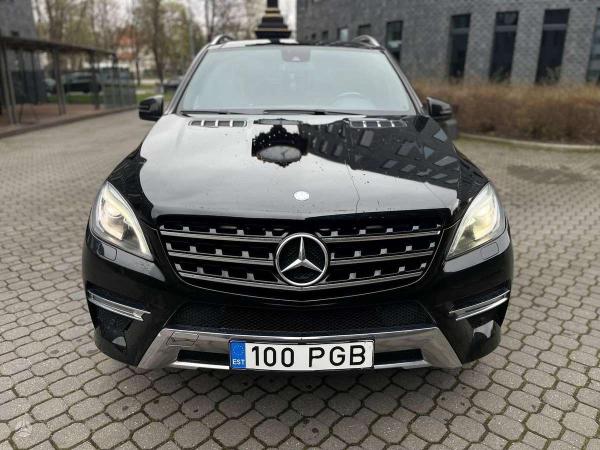 Black Mercedes-Benz ml-500 2013 in Tallinn, with an engine capacity of 4.66 L and mileage of 270 thousand km for 14999 €, photo 5 on AUTOMOTO.COM.LV