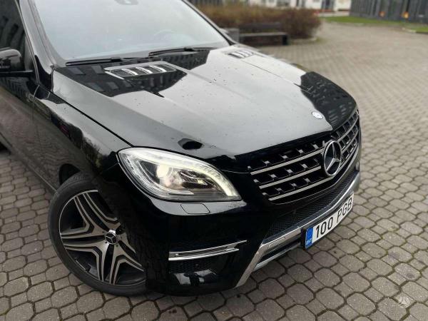 Black Mercedes-Benz ml-500 2013 in Tallinn, with an engine capacity of 4.66 L and mileage of 270 thousand km for 14999 €, photo 7 on AUTOMOTO.COM.LV