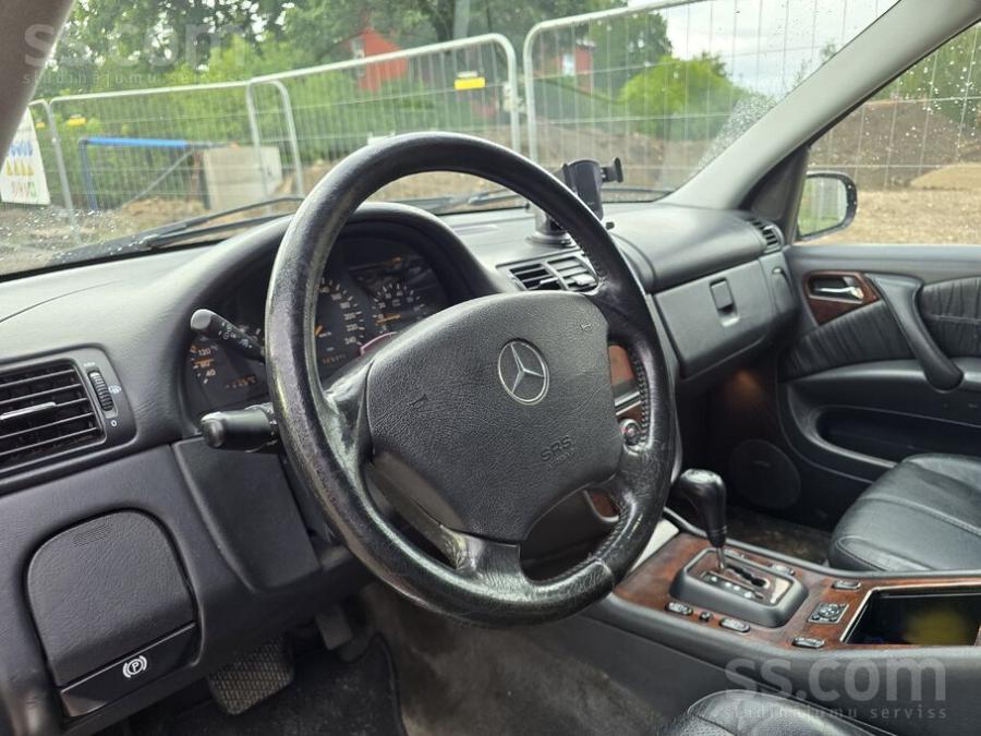 Zils Mercedes-Benz ml-500 2002 Rīga, ar dzinēja tilpumu 5.00 L un nobraukumu 505 tūkst. km par 3650 €, foto 9 vietnē AUTOMOTO.COM.LV