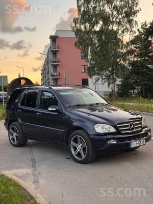 Zils Mercedes-Benz ml-500 2002 Rīga, ar dzinēja tilpumu 5.00 L un nobraukumu 501 tūkst. km par 3390 €, foto  vietnē AUTOMOTO.COM.LV