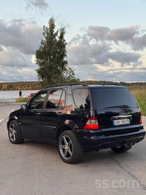 Zils Mercedes-Benz ml-500 2002 Rīga, ar dzinēja tilpumu 5.00 L un nobraukumu 501 tūkst. km par 3390 €, foto 4 vietnē AUTOMOTO.COM.LV