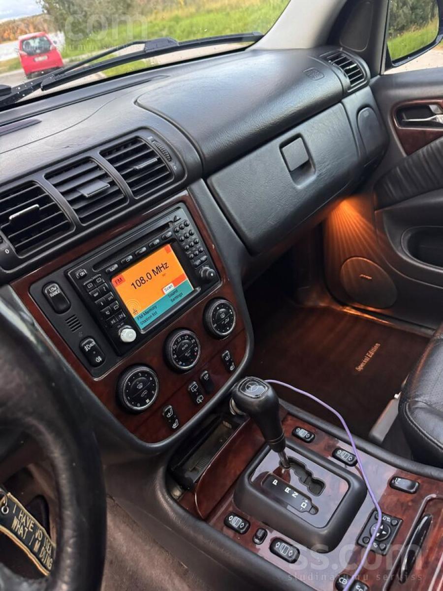 Zils Mercedes-Benz ml-500 2002 Rīga, ar dzinēja tilpumu 5.00 L un nobraukumu 501 tūkst. km par 3390 €, foto 6 vietnē AUTOMOTO.COM.LV