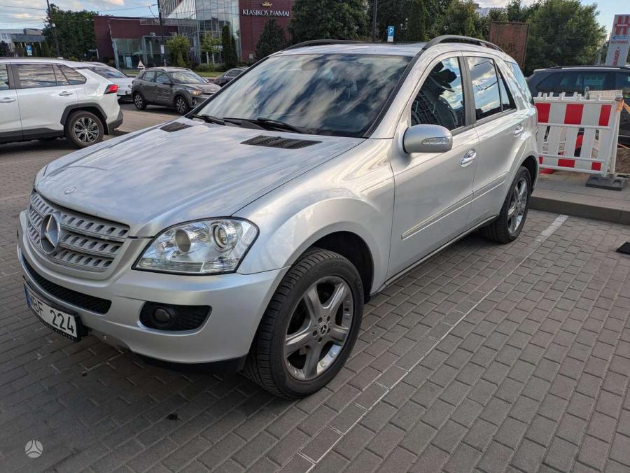 Pelēks Mercedes-Benz ml-500 2006 Viļņa, ar dzinēja tilpumu 4.97 L un nobraukumu 275 tūkst. km par 5600 €, foto 1 vietnē AUTOMOTO.COM.LV