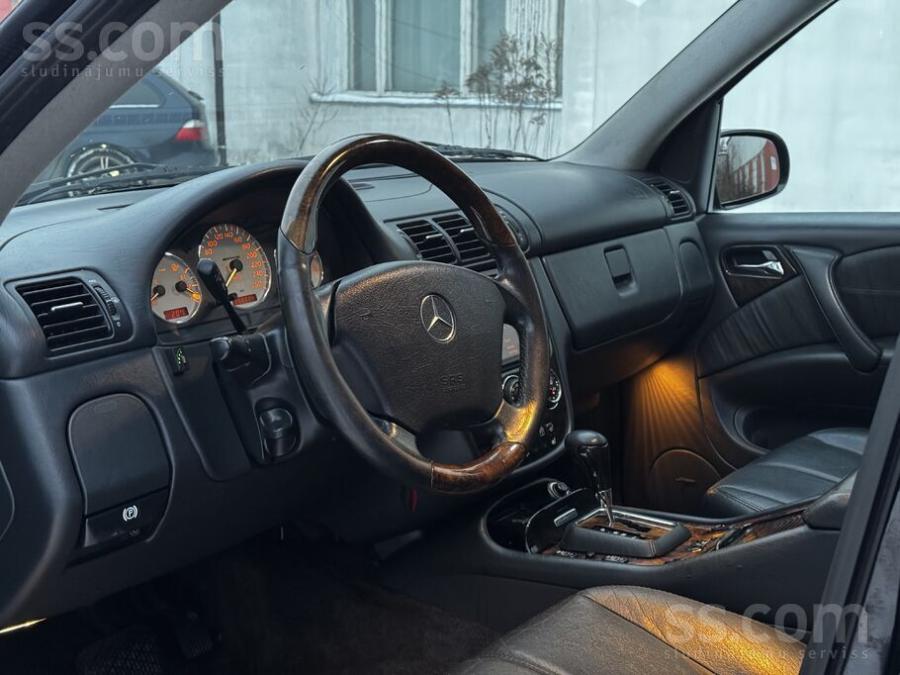 Black Mercedes-Benz ml-55-amg 2002 in Riga, with an engine capacity of 5.50 L and mileage of 265 thousand km for 5900 €, photo 8 on AUTOMOTO.COM.LV