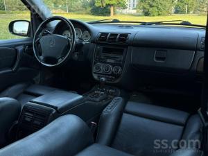Синий Мерседес МЛ 55 АМГ 2003 в Рига, объемом двигателя 5.40 л и пробегом 205 тыс. км за 3990 €, фото 15 на AUTOMOTO.COM.LV