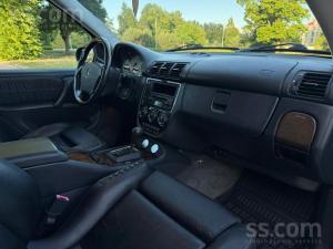 Синий Мерседес МЛ 55 АМГ 2003 в Рига, объемом двигателя 5.40 л и пробегом 205 тыс. км за 3990 €, фото 19 на AUTOMOTO.COM.LV