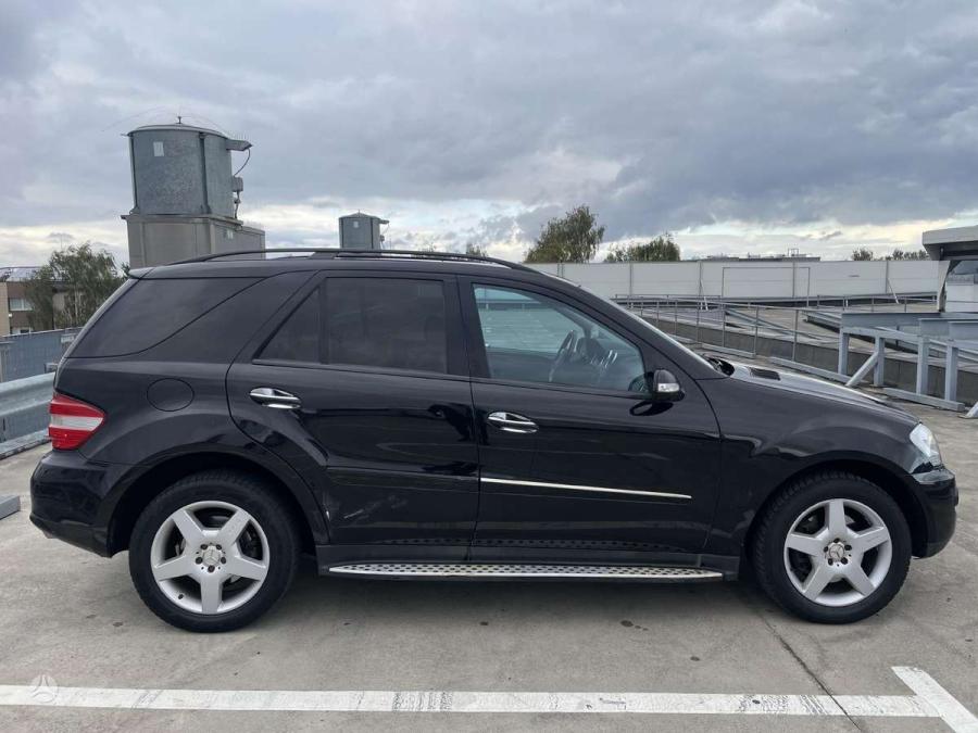 Melns Mercedes-Benz ML 550 2007 Viļņa, ar dzinēja tilpumu 5.50 L un nobraukumu 339 tūkst. km par 9000 €, foto 2 vietnē AUTOMOTO.COM.LV