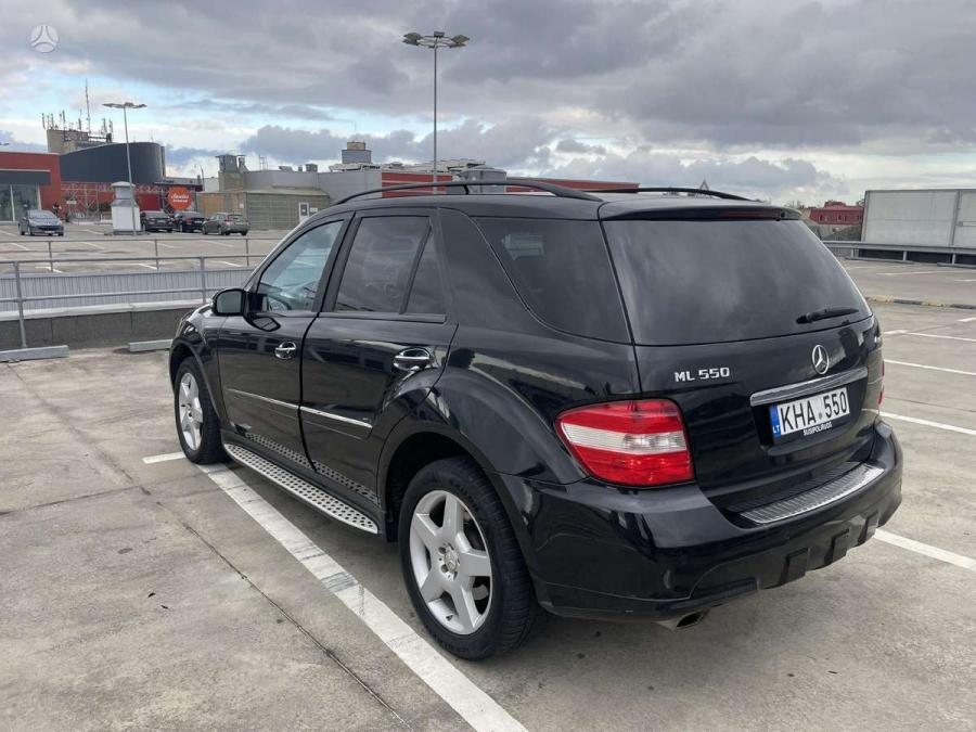 Melns Mercedes-Benz ML 550 2007 Viļņa, ar dzinēja tilpumu 5.50 L un nobraukumu 339 tūkst. km par 9000 €, foto 5 vietnē AUTOMOTO.COM.LV