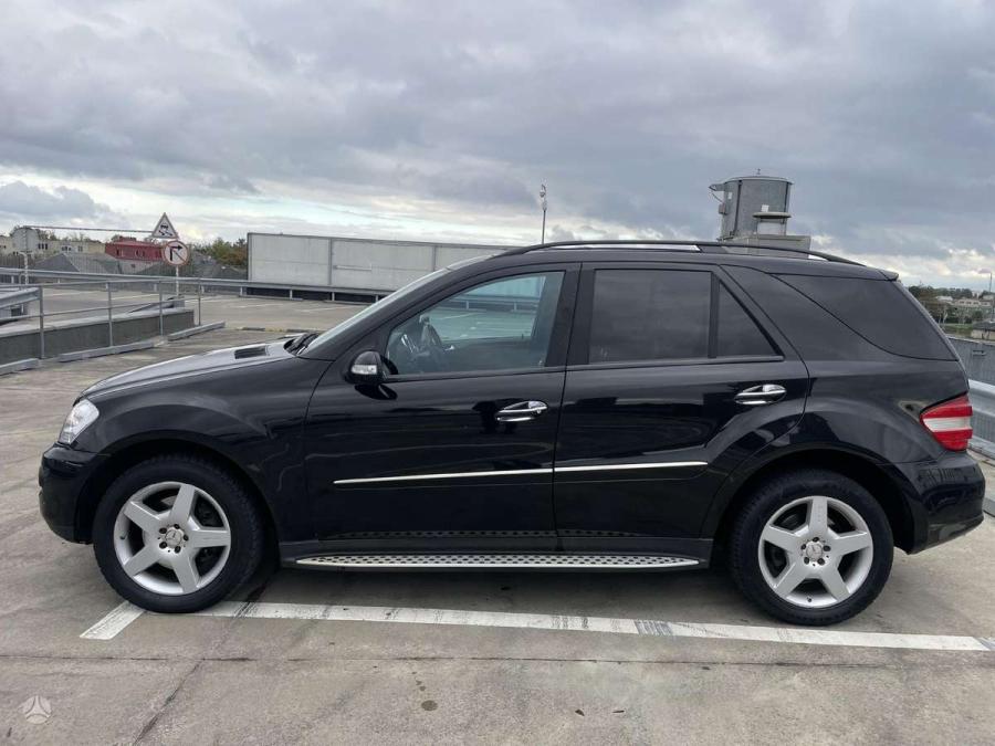 Melns Mercedes-Benz ML 550 2007 Viļņa, ar dzinēja tilpumu 5.50 L un nobraukumu 339 tūkst. km par 9000 €, foto 6 vietnē AUTOMOTO.COM.LV