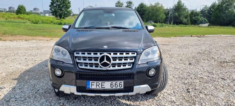 Melns Mercedes-Benz ML 550 2009 Viļņa, ar dzinēja tilpumu 5.46 L un nobraukumu 161 tūkst. km par 9800 €, foto 1 vietnē AUTOMOTO.COM.LV
