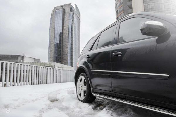 Melns Mercedes-Benz ML 550 2010 Jonava, ar dzinēja tilpumu 5.50 L un nobraukumu 330 tūkst. km par 9000 €, foto 3 vietnē AUTOMOTO.COM.LV