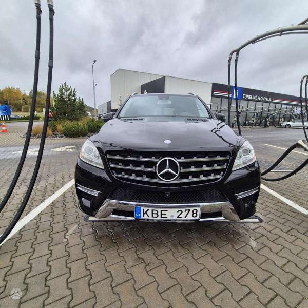 Melns Mercedes-Benz ML 550 2014 Viļņa, ar dzinēja tilpumu 4.66 L un nobraukumu 133 tūkst. km par 19800 €, foto 2 vietnē AUTOMOTO.COM.LV