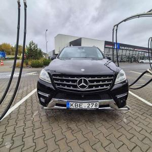 Melns Mercedes-Benz ML 550 2014 Viļņa, ar dzinēja tilpumu 4.66 L un nobraukumu 133 tūkst. km par 19800 €, foto 2 vietnē AUTOMOTO.COM.LV