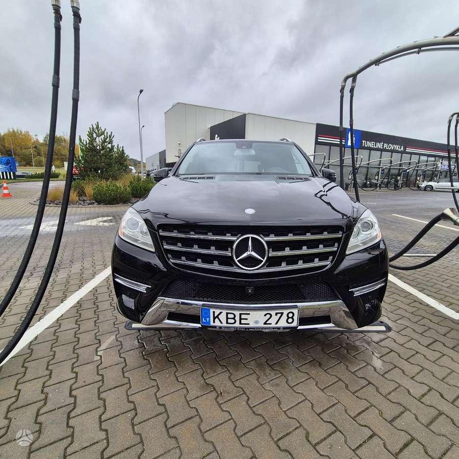 Melns Mercedes-Benz ML 550 2014 Viļņa, ar dzinēja tilpumu 4.66 L un nobraukumu 133 tūkst. km par 19800 €, foto 2 vietnē AUTOMOTO.COM.LV