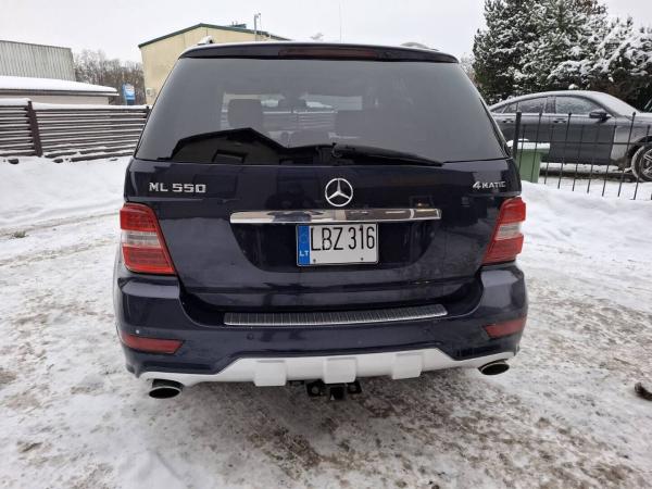 Blue Mercedes-Benz ML 550 2011 in Kaunas, with an engine capacity of 5.50 L and mileage of 185 thousand km for 7900 €, photo 2 on AUTOMOTO.COM.LV