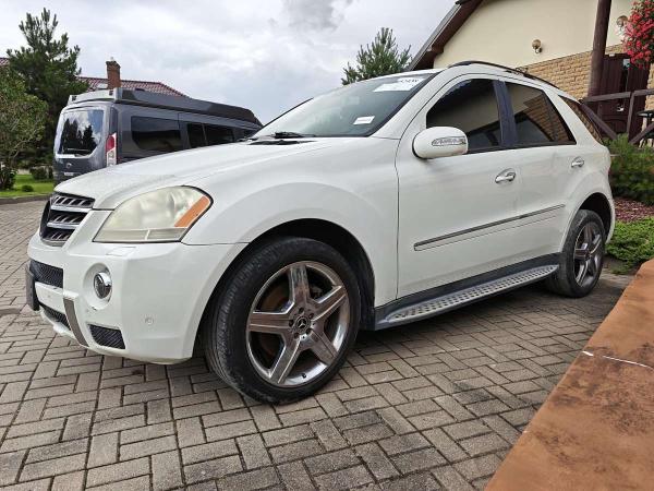 White Mercedes-Benz ML 550 2008 in Plunge, with an engine capacity of 5.46 L and mileage of 280 thousand km for 4417 €, photo 1 on AUTOMOTO.COM.LV
