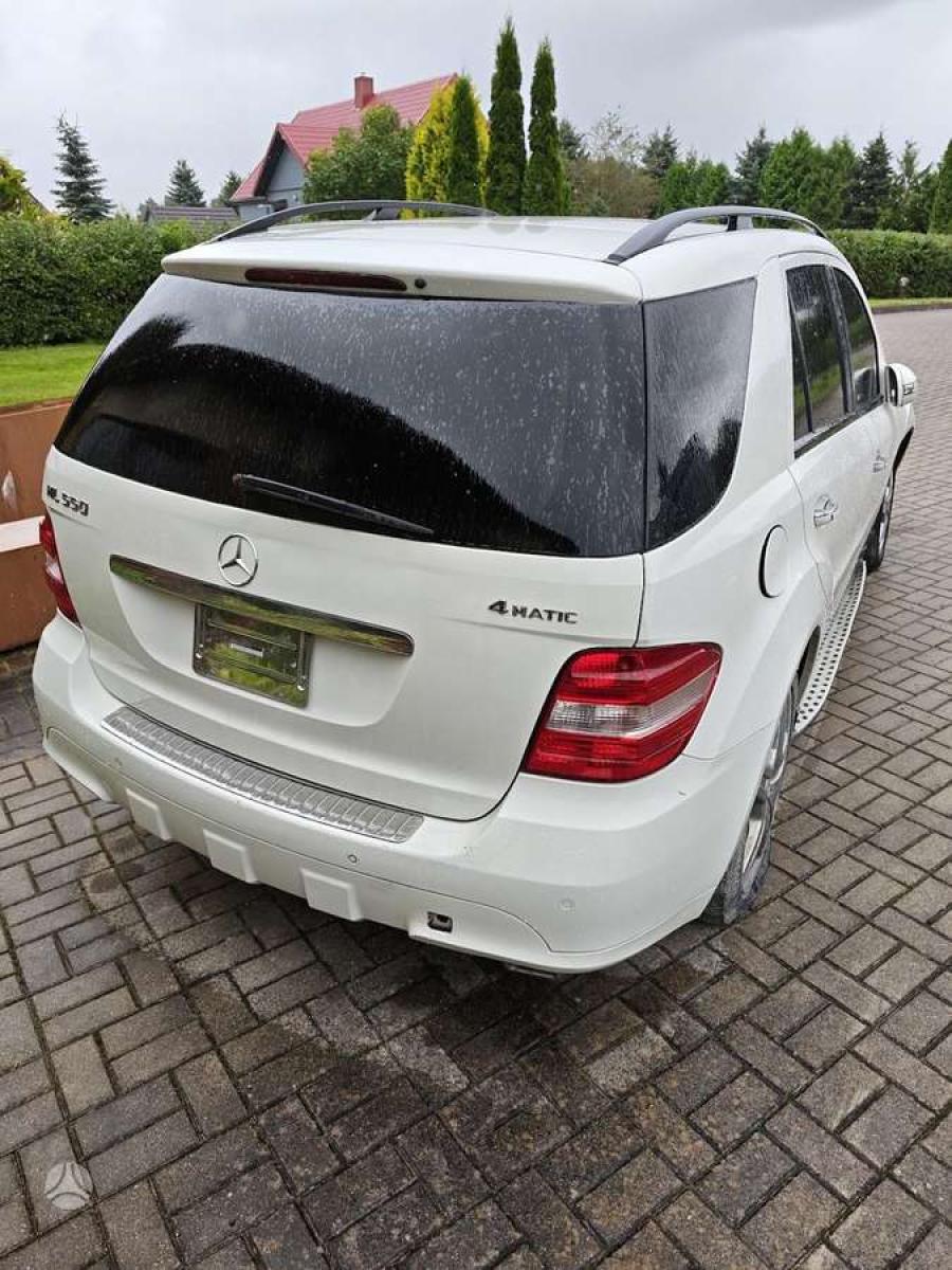 White Mercedes-Benz ML 550 2008 in Plunge, with an engine capacity of 5.46 L and mileage of 280 thousand km for 4417 €, photo 3 on AUTOMOTO.COM.LV