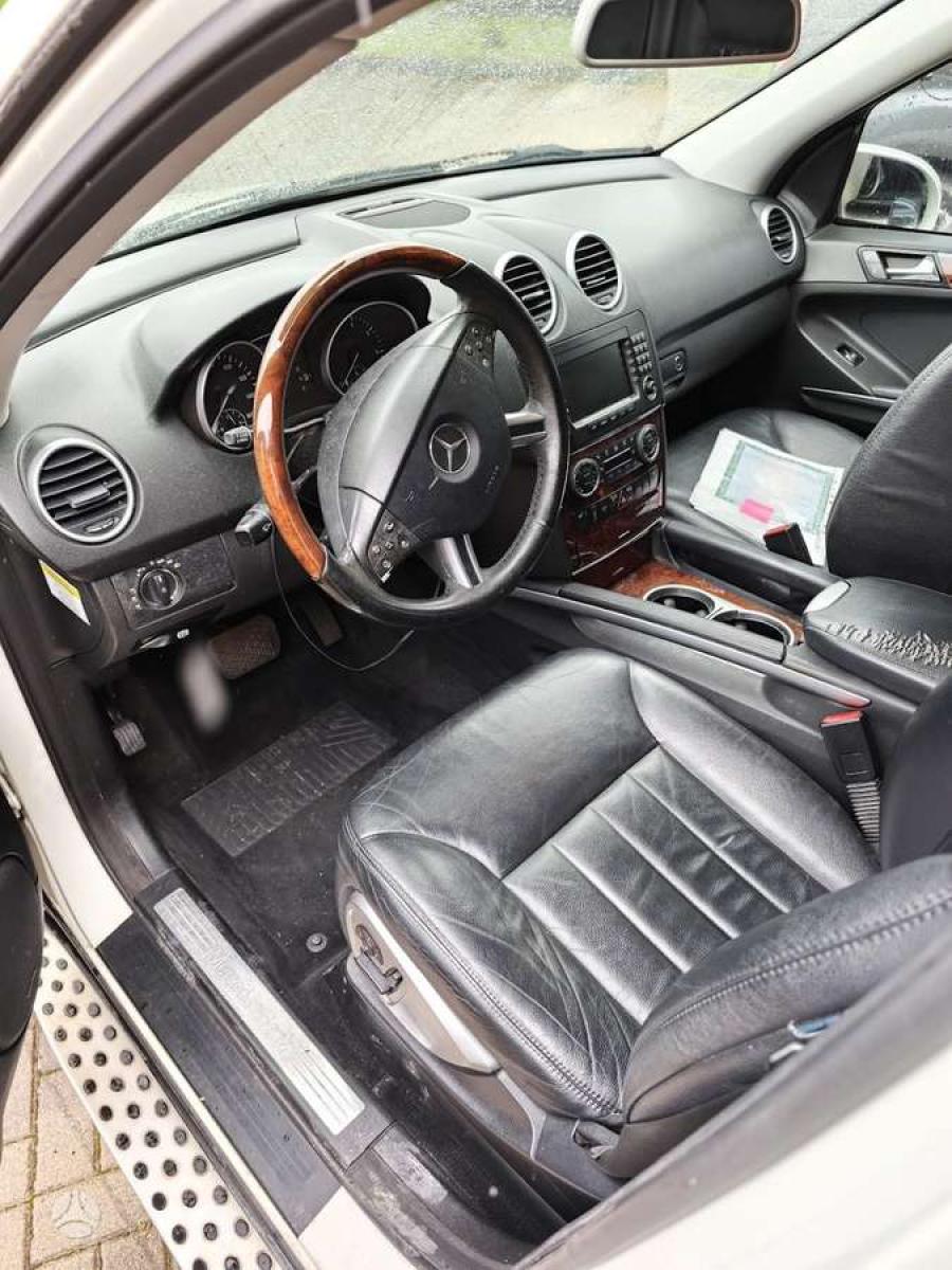 White Mercedes-Benz ML 550 2008 in Plunge, with an engine capacity of 5.46 L and mileage of 280 thousand km for 4417 €, photo 5 on AUTOMOTO.COM.LV