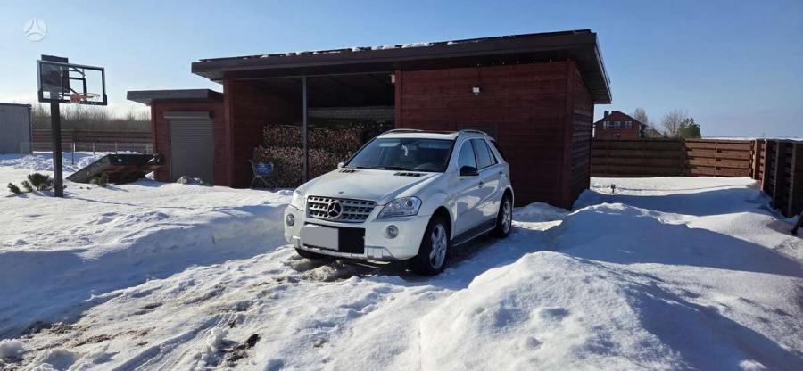 White Mercedes-Benz ML 550 2011 in Klaipeda, with an engine capacity of 5.50 L and mileage of 385 thousand km for 7800 €, photo 1 on AUTOMOTO.COM.LV