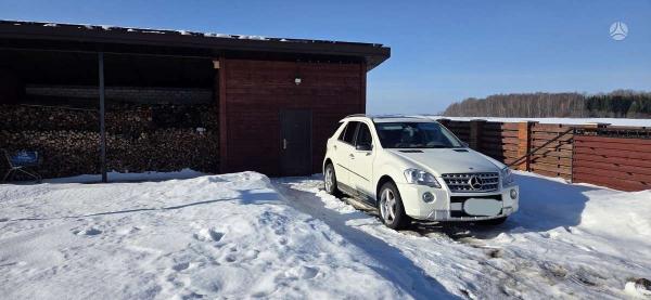 White Mercedes-Benz ML 550 2011 in Klaipeda, with an engine capacity of 5.50 L and mileage of 385 thousand km for 7800 €, photo 2 on AUTOMOTO.COM.LV