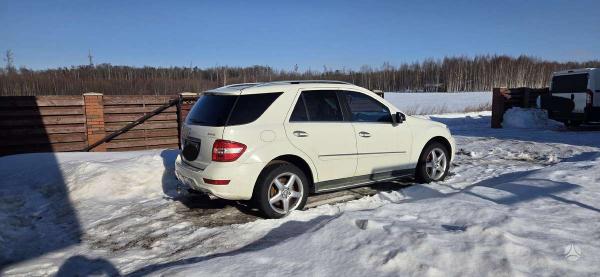 White Mercedes-Benz ML 550 2011 in Klaipeda, with an engine capacity of 5.50 L and mileage of 385 thousand km for 7800 €, photo 3 on AUTOMOTO.COM.LV
