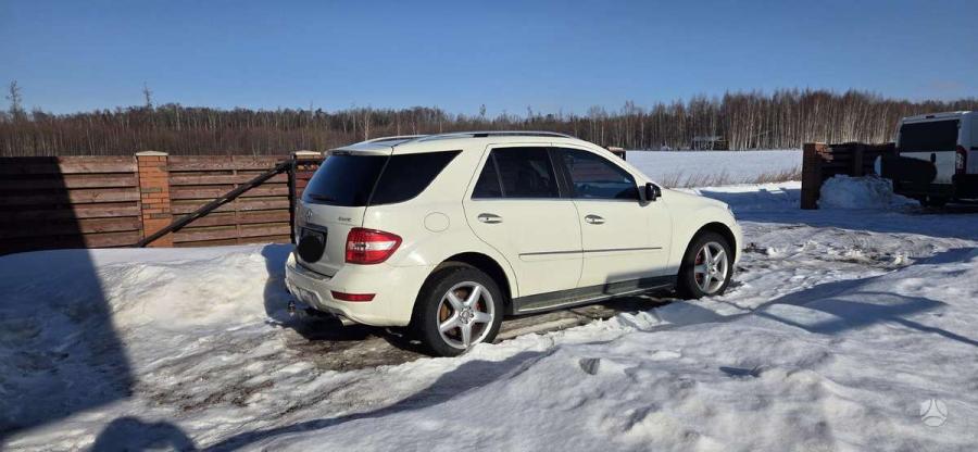 White Mercedes-Benz ML 550 2011 in Klaipeda, with an engine capacity of 5.50 L and mileage of 385 thousand km for 7800 €, photo 3 on AUTOMOTO.COM.LV