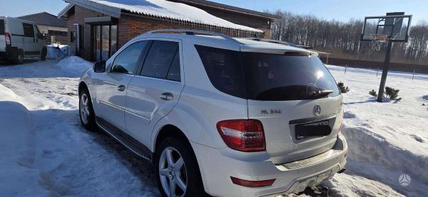 White Mercedes-Benz ML 550 2011 in Klaipeda, with an engine capacity of 5.50 L and mileage of 385 thousand km for 7800 €, photo 4 on AUTOMOTO.COM.LV