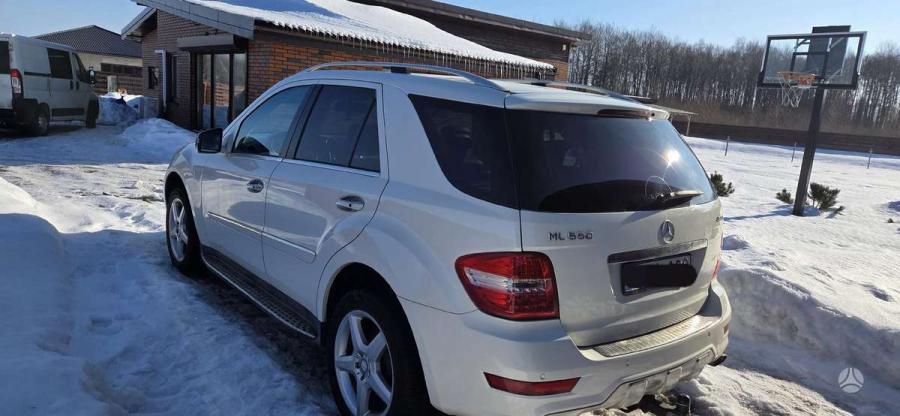 White Mercedes-Benz ML 550 2011 in Klaipeda, with an engine capacity of 5.50 L and mileage of 385 thousand km for 7800 €, photo 4 on AUTOMOTO.COM.LV