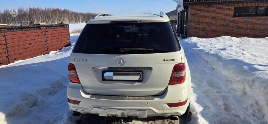 White Mercedes-Benz ML 550 2011 in Klaipeda, with an engine capacity of 5.50 L and mileage of 385 thousand km for 7800 €, photo 12 on AUTOMOTO.COM.LV