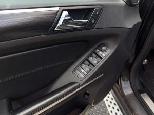 Black Mercedes-Benz ml-63-amg 2008 in Kaunas, with an engine capacity of 6.20 L and mileage of 242 thousand km for 11999 €, photo 15 on AUTOMOTO.COM.LV