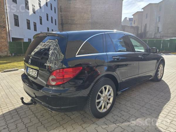 Black Mercedes-Benz r-280 2006 in Riga, with an engine capacity of 3.00 L and mileage of 220 thousand km for 4700 €, photo 4 on AUTOMOTO.COM.LV