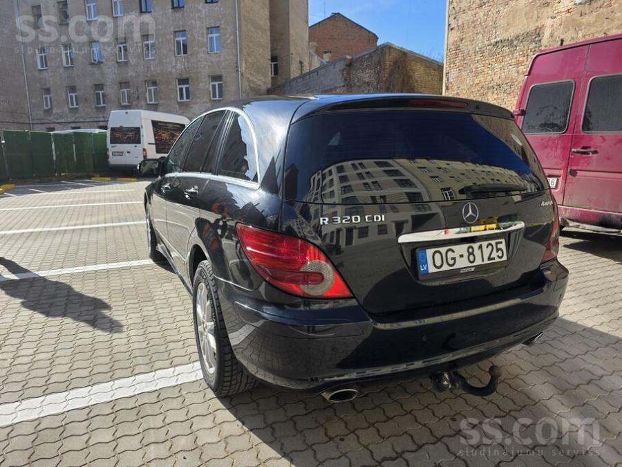 Black Mercedes-Benz r-280 2006 in Riga, with an engine capacity of 3.00 L and mileage of 220 thousand km for 4700 €, photo 4 on AUTOMOTO.COM.LV