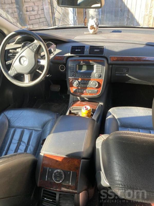 Black Mercedes-Benz R 320 2006 in Riga, with an engine capacity of 3.20 L and mileage of 285 thousand km for 1800 €, photo 3 on AUTOMOTO.COM.LV