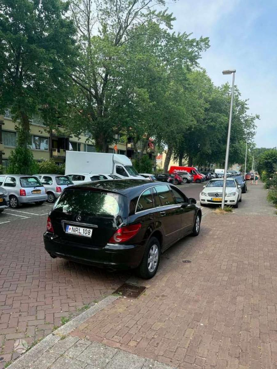 Black Mercedes-Benz R 320 2007 in Pakruojis, with an engine capacity of 2.99 L and mileage of 416 thousand km for 3350 €, photo 3 on AUTOMOTO.COM.LV
