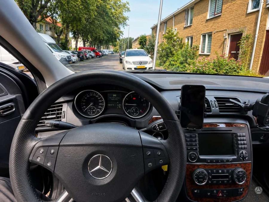 Black Mercedes-Benz R 320 2007 in Pakruojis, with an engine capacity of 2.99 L and mileage of 416 thousand km for 3350 €, photo 4 on AUTOMOTO.COM.LV