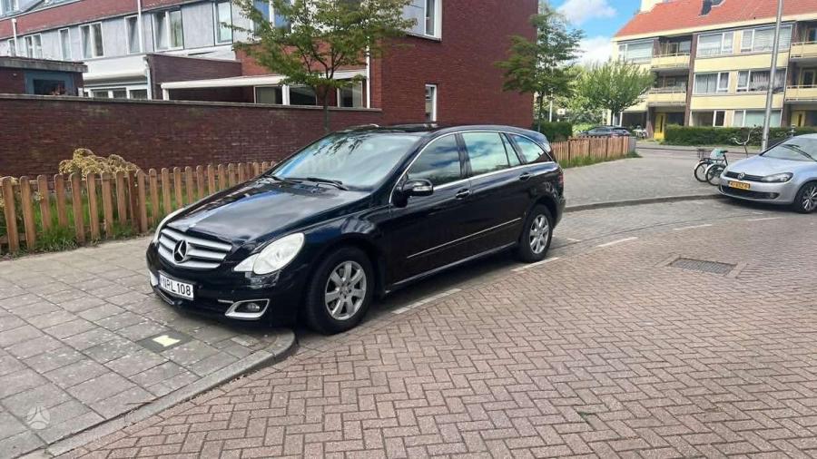 Black Mercedes-Benz R 320 2007 in Pakruojis, with an engine capacity of 2.99 L and mileage of 416 thousand km for 3350 €, photo 5 on AUTOMOTO.COM.LV