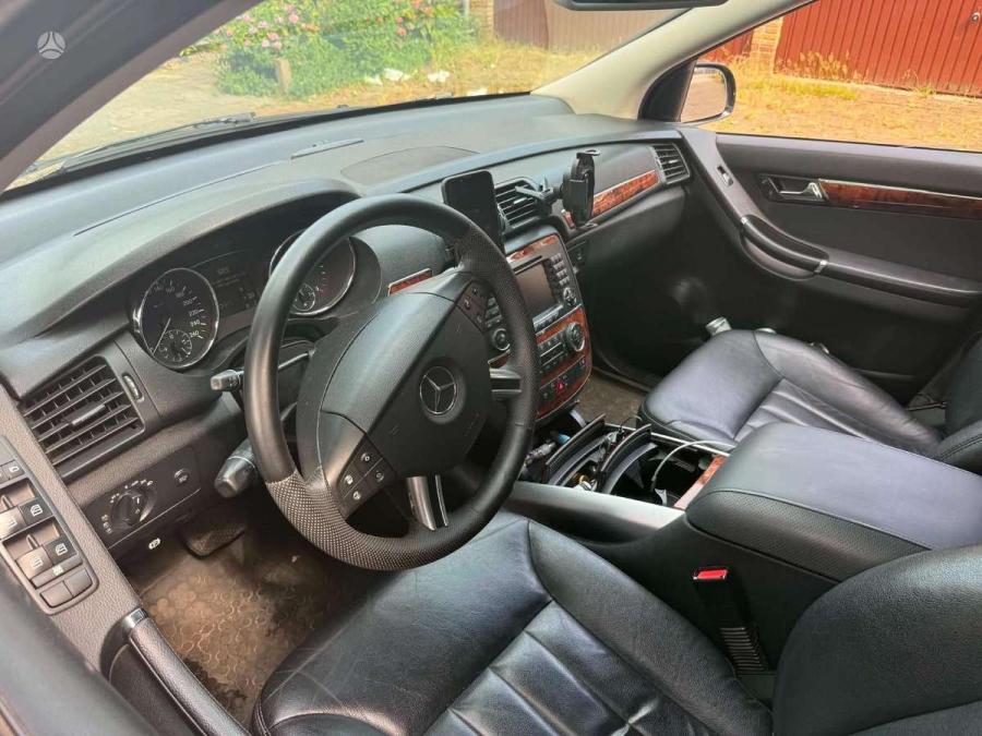 Black Mercedes-Benz R 320 2007 in Pakruojis, with an engine capacity of 2.99 L and mileage of 416 thousand km for 3350 €, photo 6 on AUTOMOTO.COM.LV