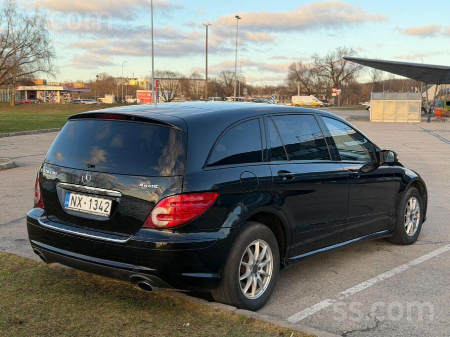 Black Mercedes-Benz R 320 2008 in Riga, with an engine capacity of 3.00 L and mileage of 190 thousand km for 5150 €, photo 4 on AUTOMOTO.COM.LV