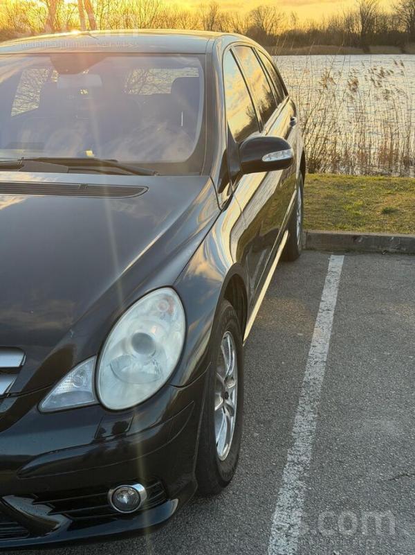 Black Mercedes-Benz R 320 2008 in Riga, with an engine capacity of 3.00 L and mileage of 181 thousand km for 4850 €, photo 5 on AUTOMOTO.COM.LV