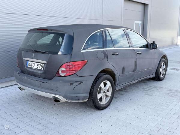 Black Mercedes-Benz R 320 2008 in Vilnius, with an engine capacity of 2.99 L and mileage of 325 thousand km for 1900 €, photo 4 on AUTOMOTO.COM.LV