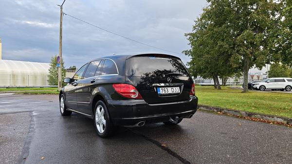 Mercedes-Benz R 320 2006 in Tallinn on AUTOMOTO.COM.LV Black Mercedes-Benz R 320 2006 in Tallinn, with an engine capacity of 3.00 L and mileage of 232 thousand km for 5000 €, photo 5 on AUTOMOTO.COM.LV