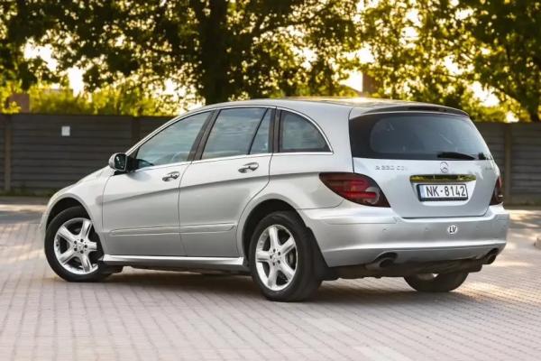Grey Mercedes-Benz R 320 2005 in Jelgava, with an engine capacity of 3.00 L and mileage of 241 thousand km for 5600 €, photo 4 on AUTOMOTO.COM.LV